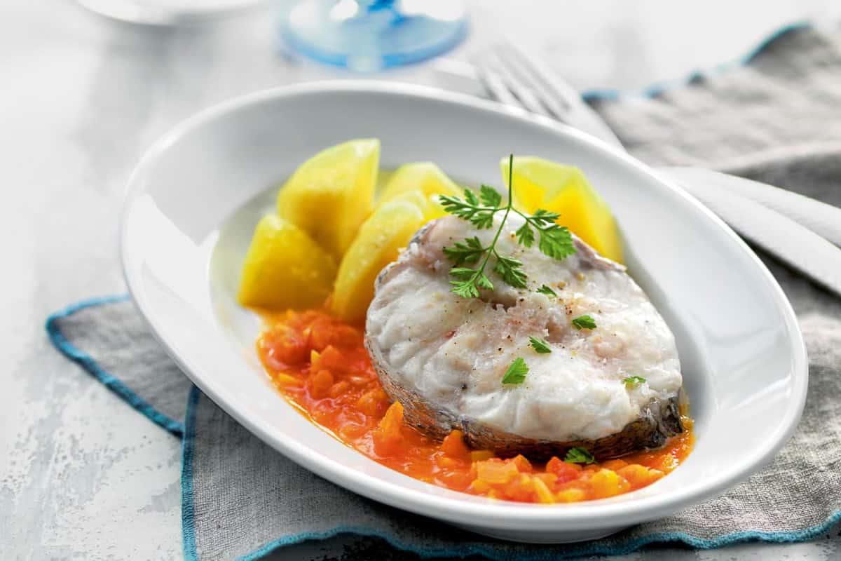 Poisson blanc de la Criée et Pommes de Terre à la Sauce Tomate ...