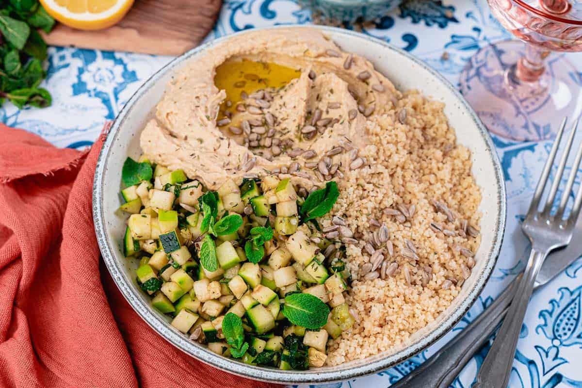 Buddha Bowl Courgettes, Houmous et Couscous - Recette - Les Commis